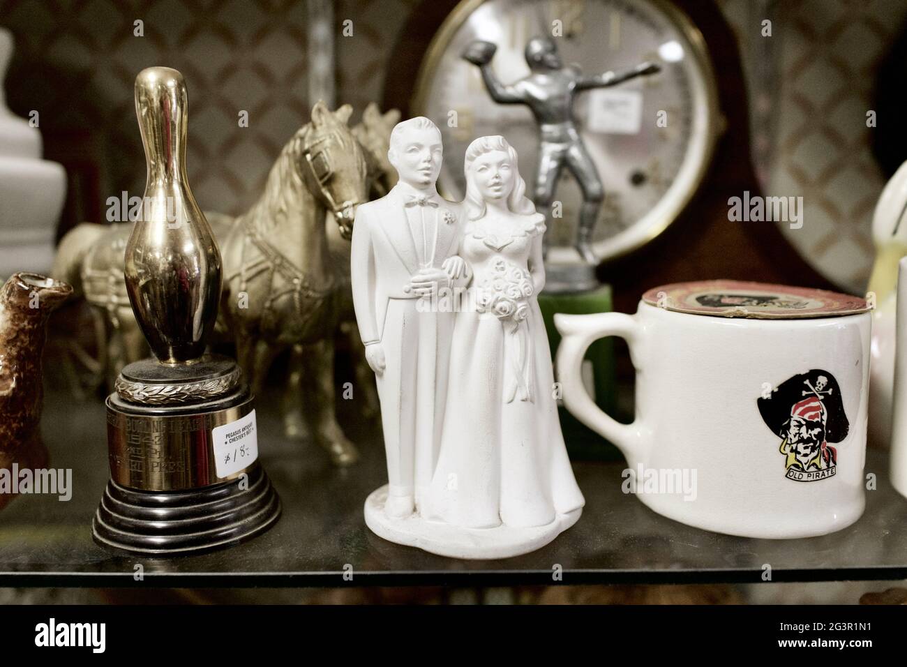 Antique porcelain figurines hi-res stock photography and images - Alamy