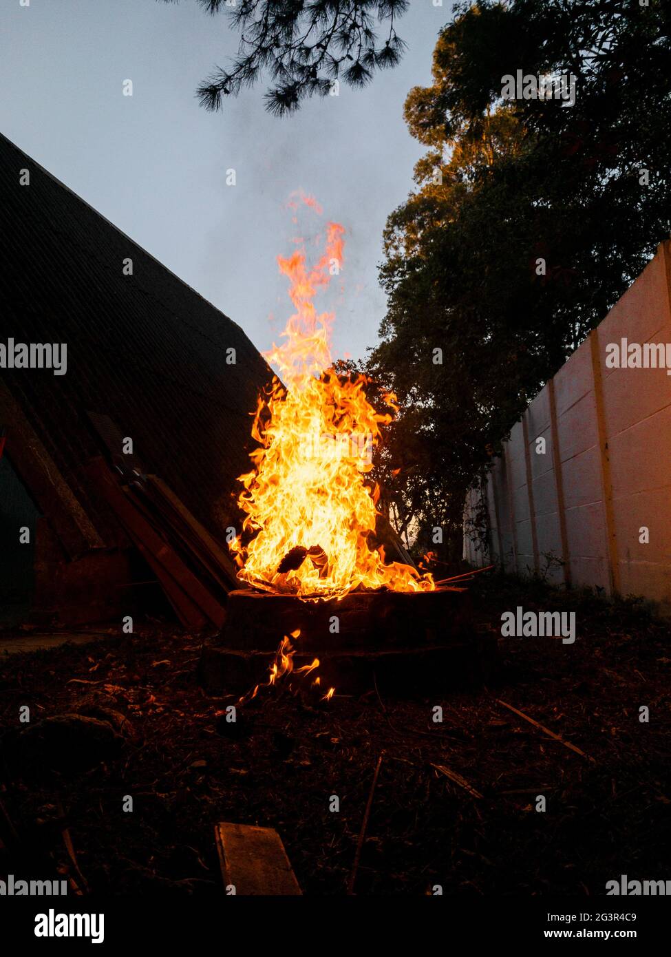 Photo of a fire pit during a cold late afternoon Stock Photo - Alamy