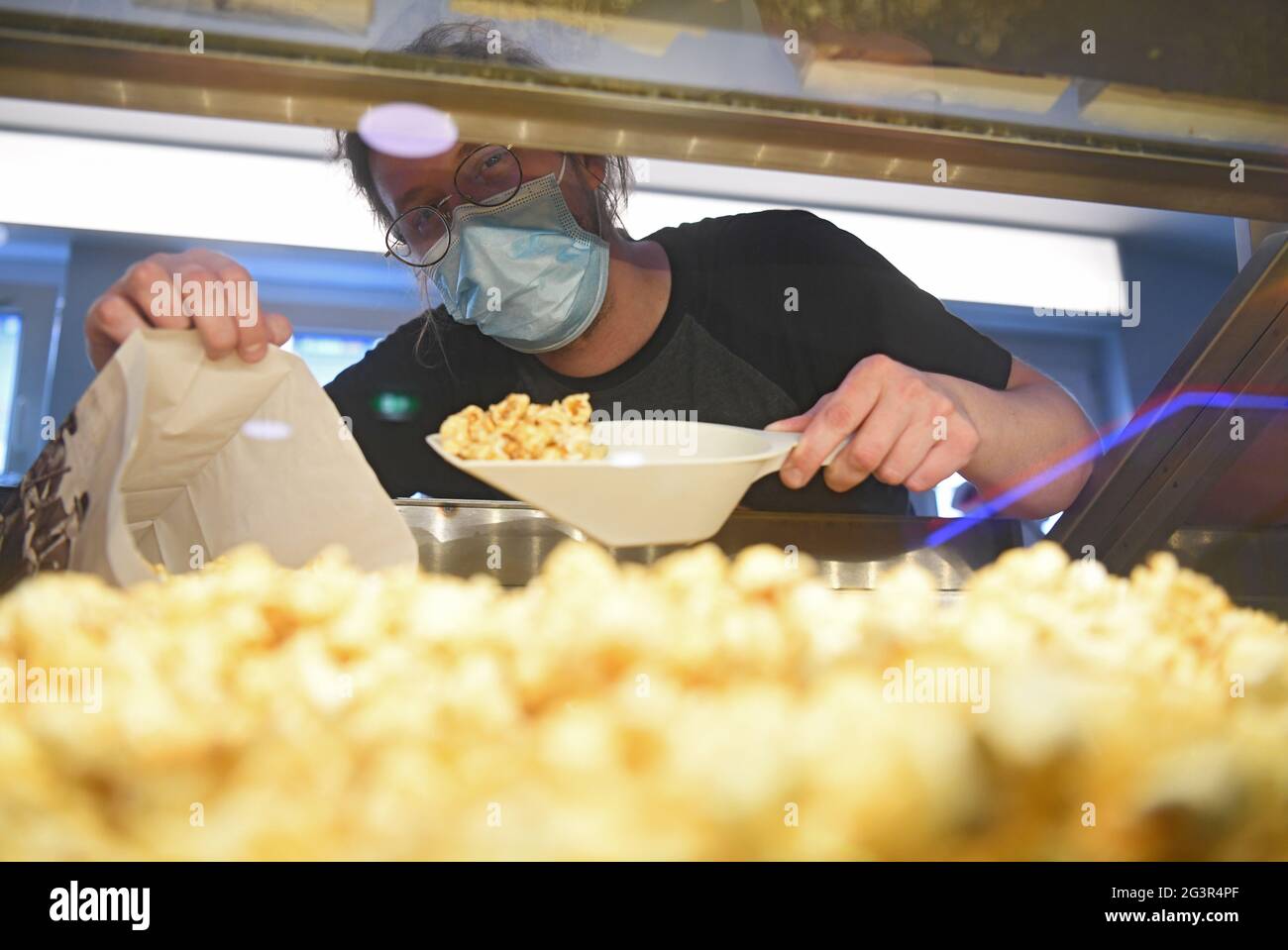 Bochum, Germany. 17th June, 2021. Marian Rice prepares popcorn at the ...