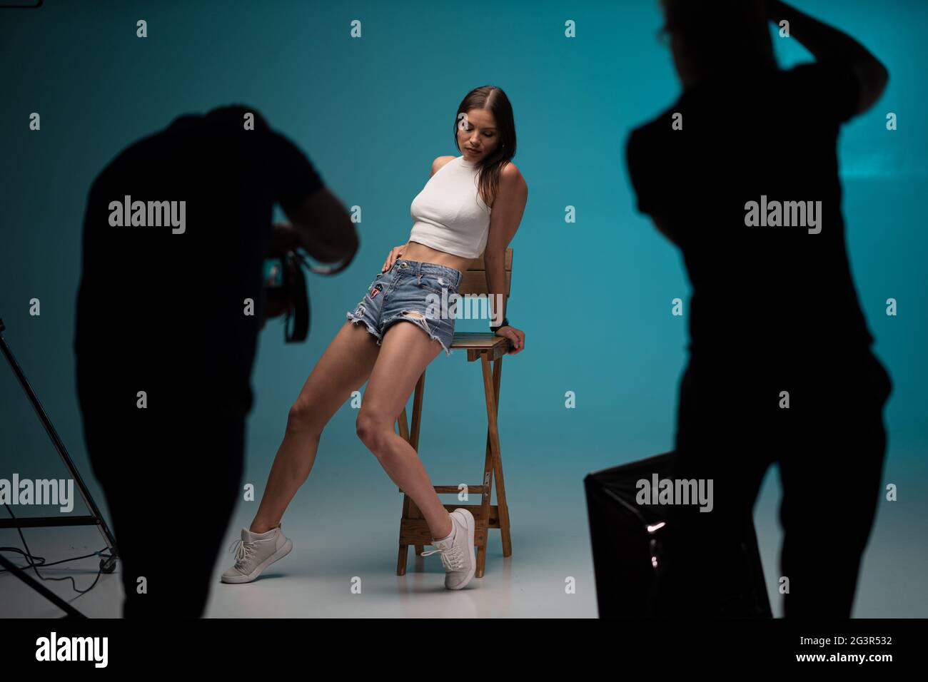 Photographer shooting model hi-res stock photography and images - Alamy