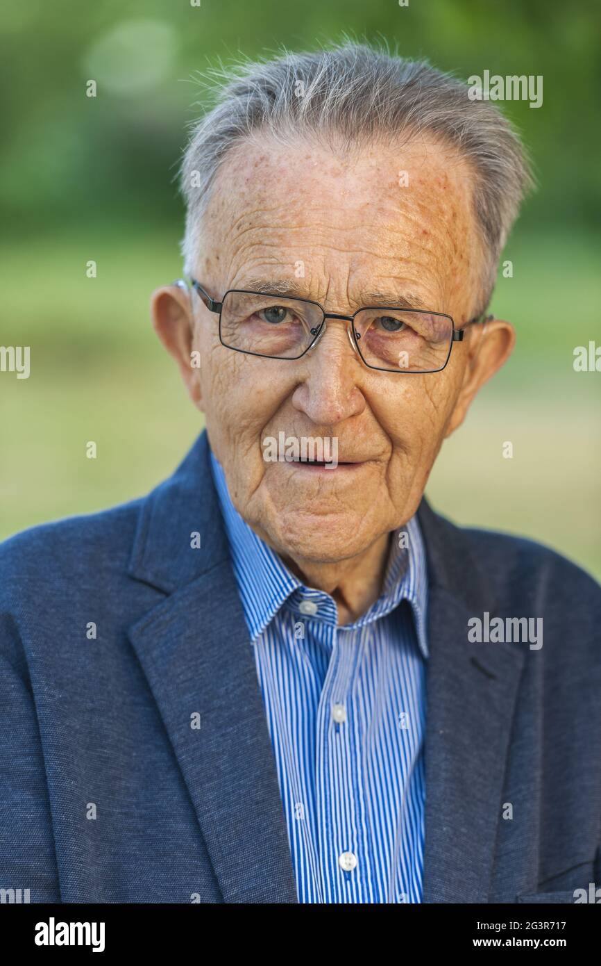 Grandpa with glasses hi-res stock photography and images - Alamy