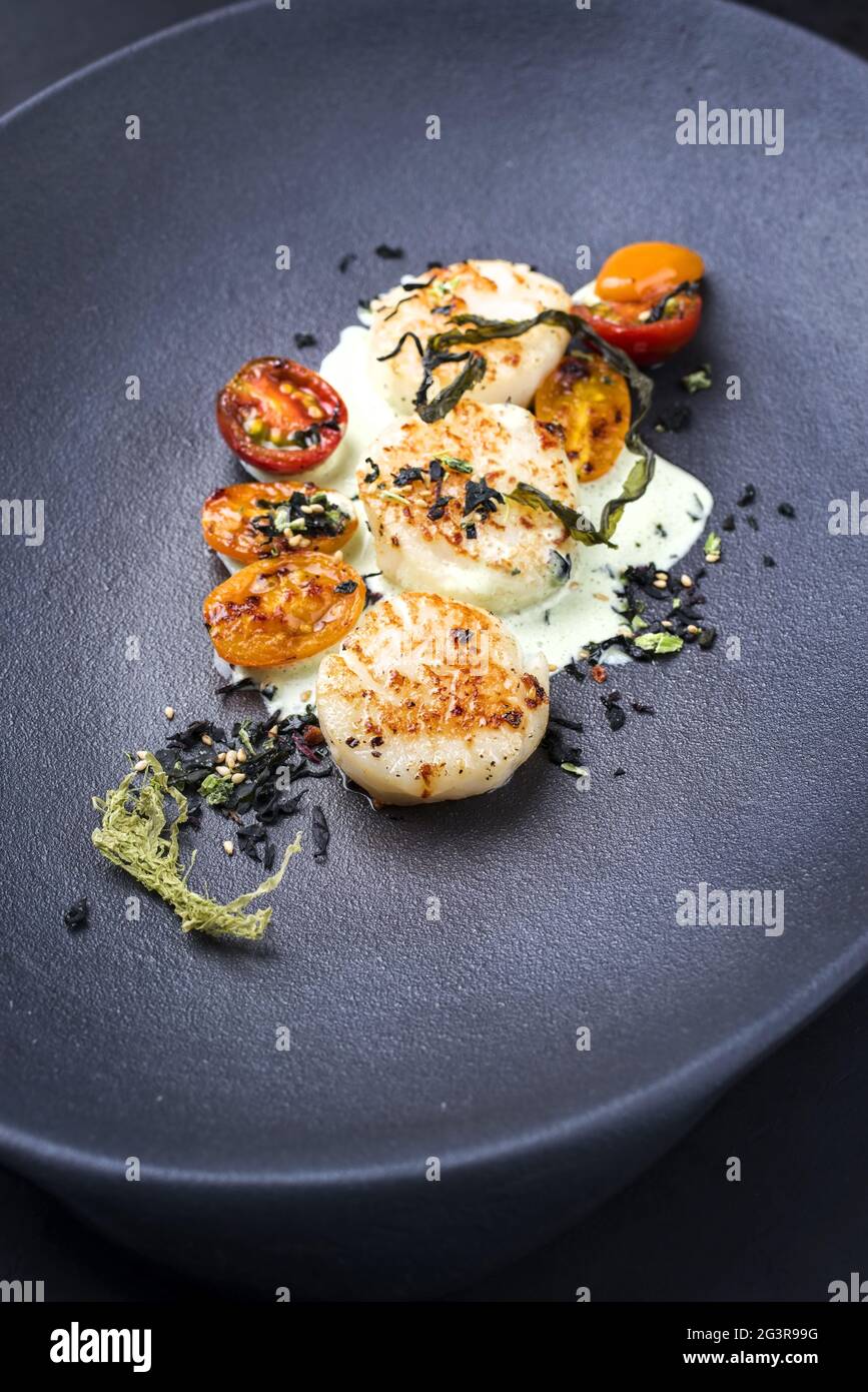 Traditional barbecue scallops with tomatoes Stock Photo - Alamy