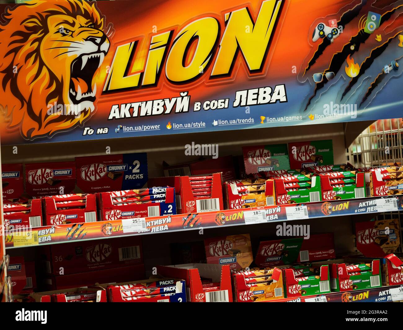 Chocolate bars on shelf hi-res stock photography and images - Alamy