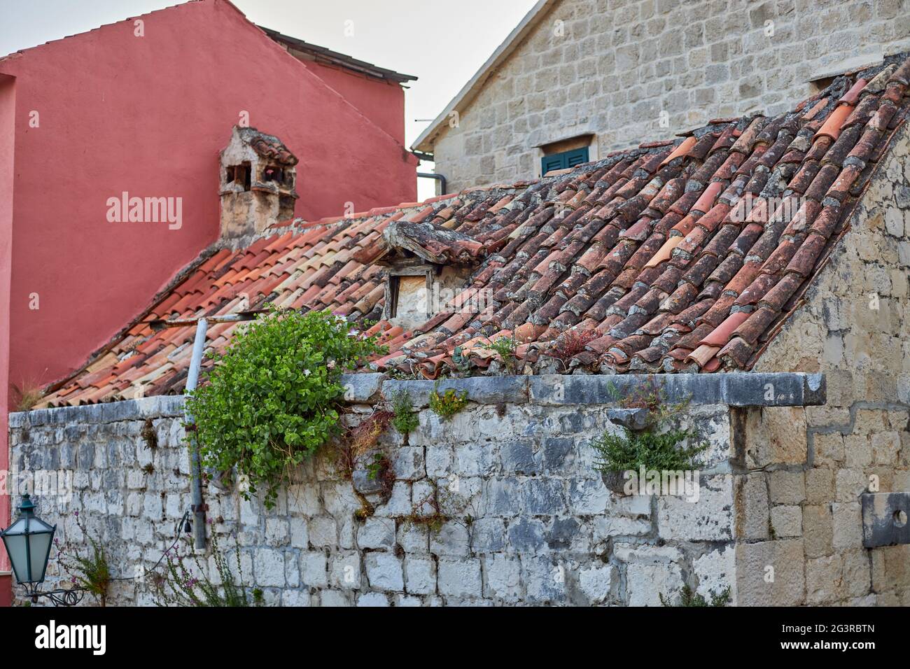 Destroyed Croatian tenement house in Jelsa Stock Photo - Alamy