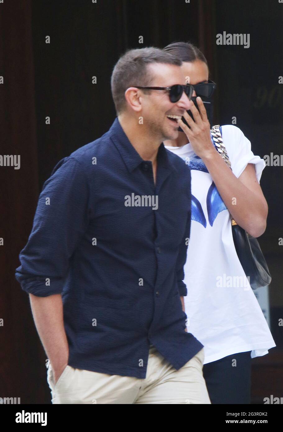 Rashida Jones Bradley Cooper