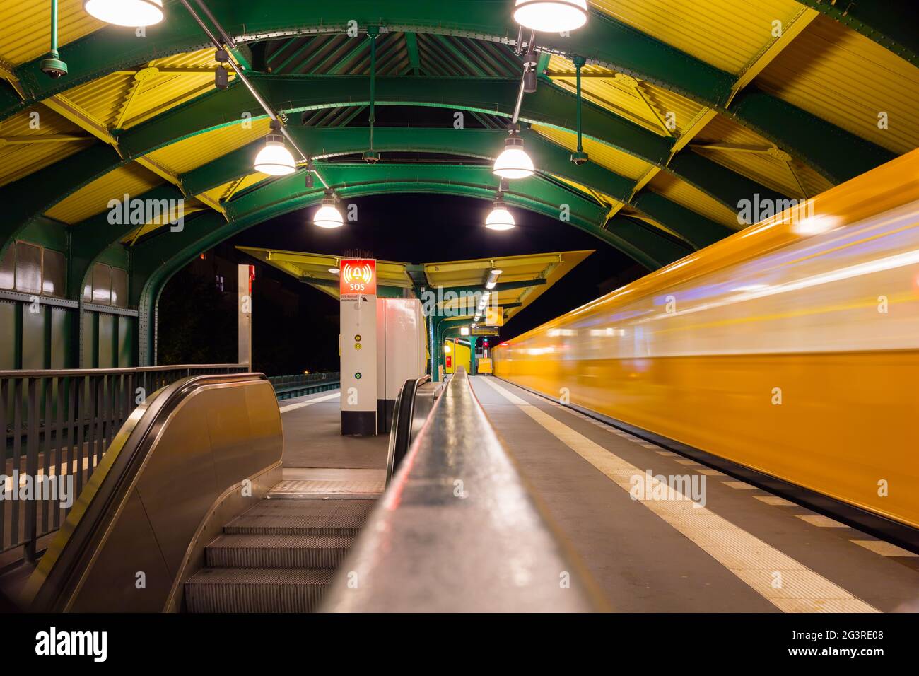 U2 station hi-res stock photography and images - Alamy