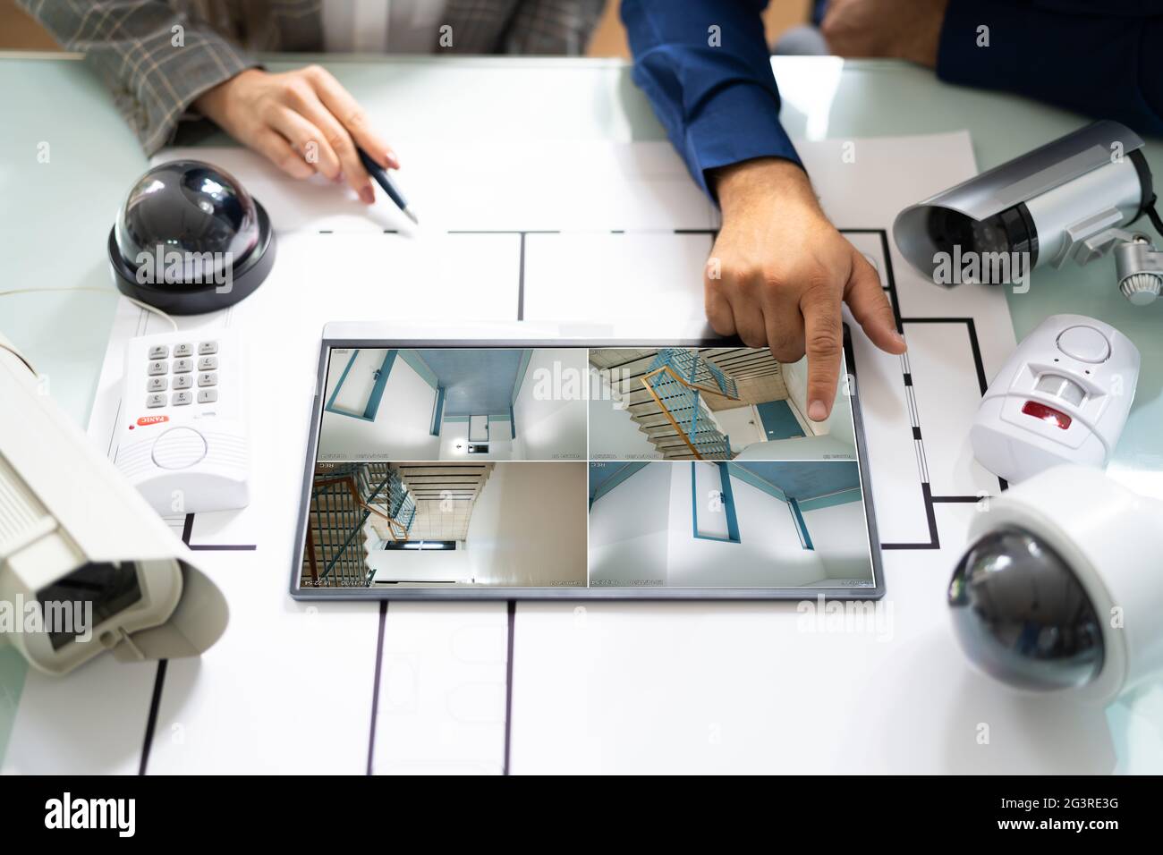 Cctv watching people hi-res stock photography and images - Alamy