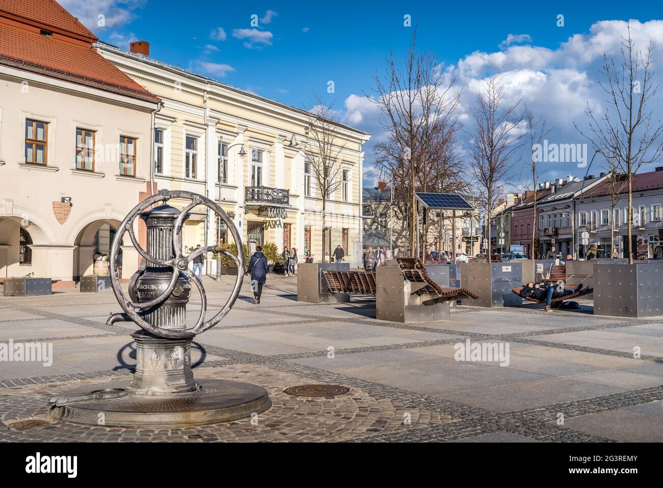Town square water pump hi-res stock photography and images - Alamy
