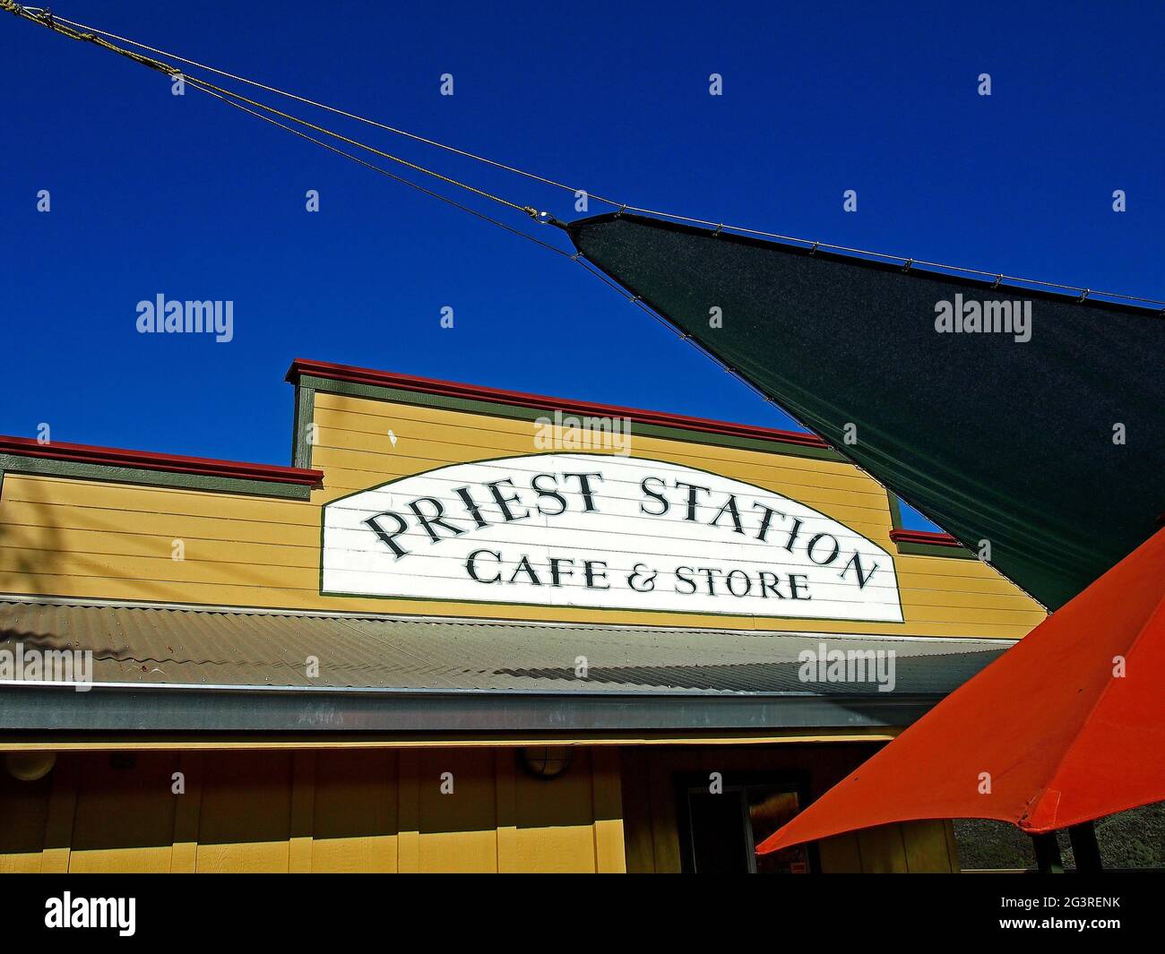Priest restaurant hi-res stock photography and images - Alamy