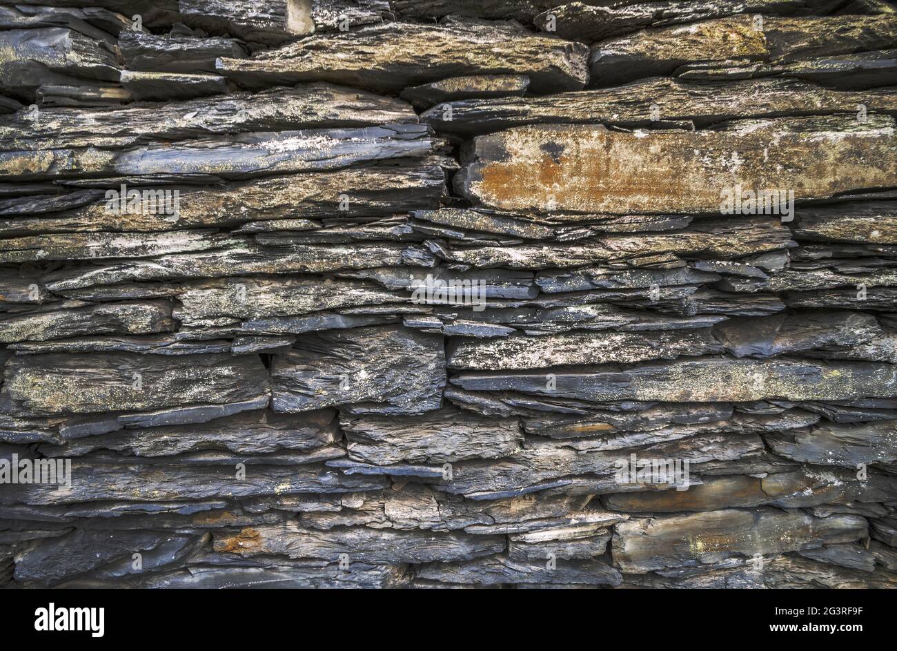 Structure and construction of a slate wall Stock Photo - Alamy