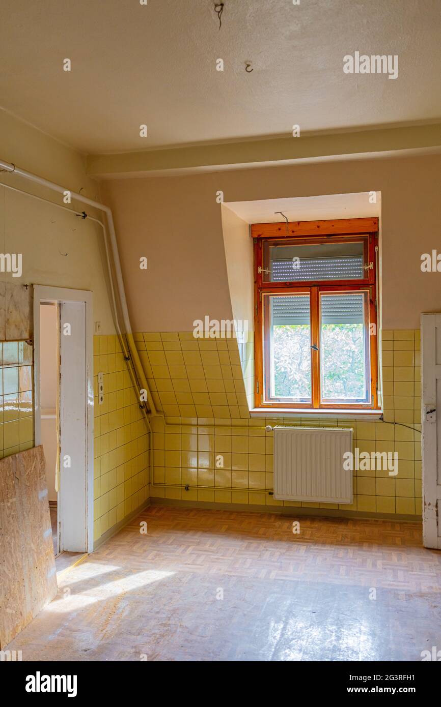 Shabby flat, bevore reconstruction, real estate Stock Photo - Alamy