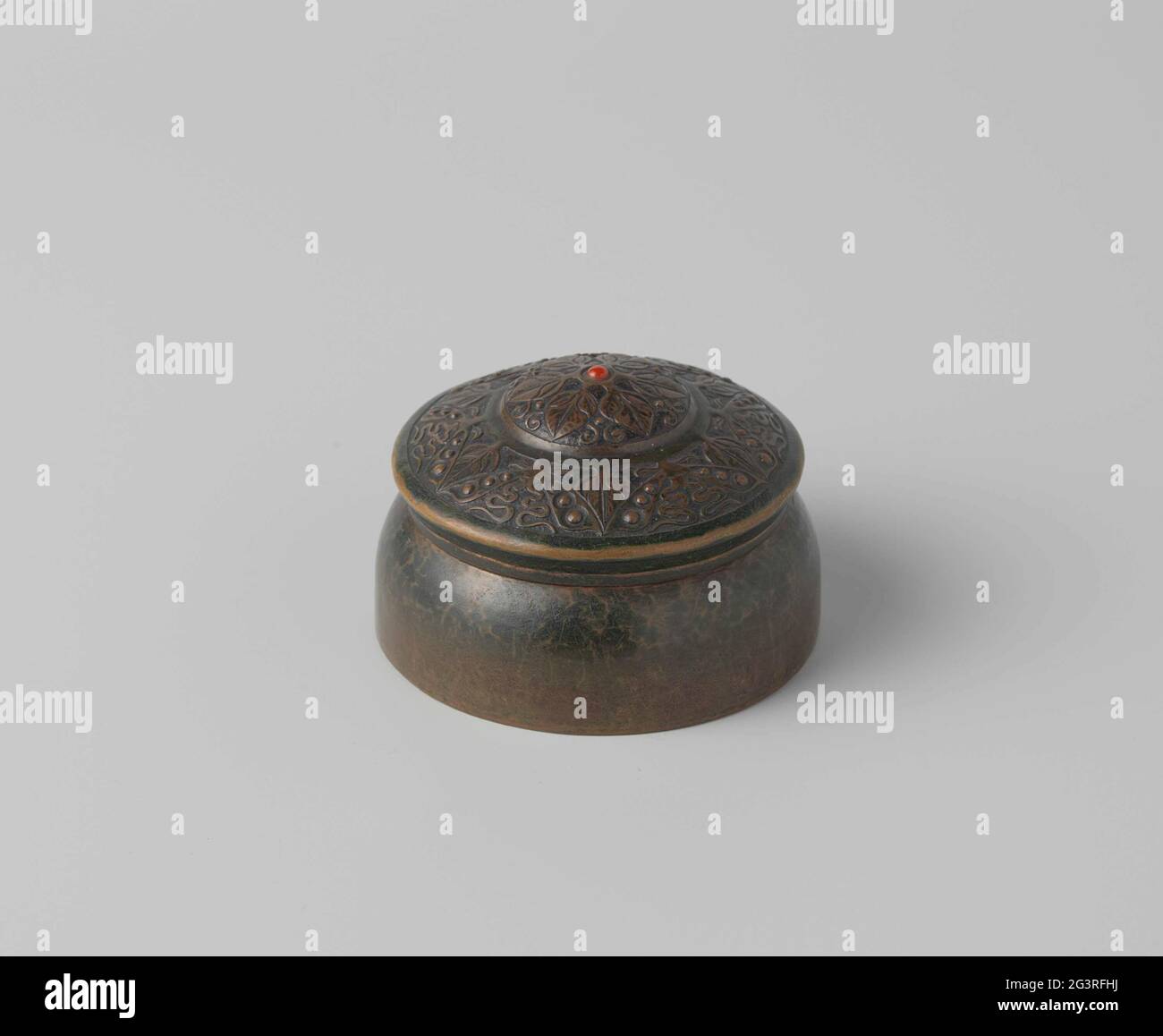 Round box with lid. It consists of a fry and a lid with soldered edges ...