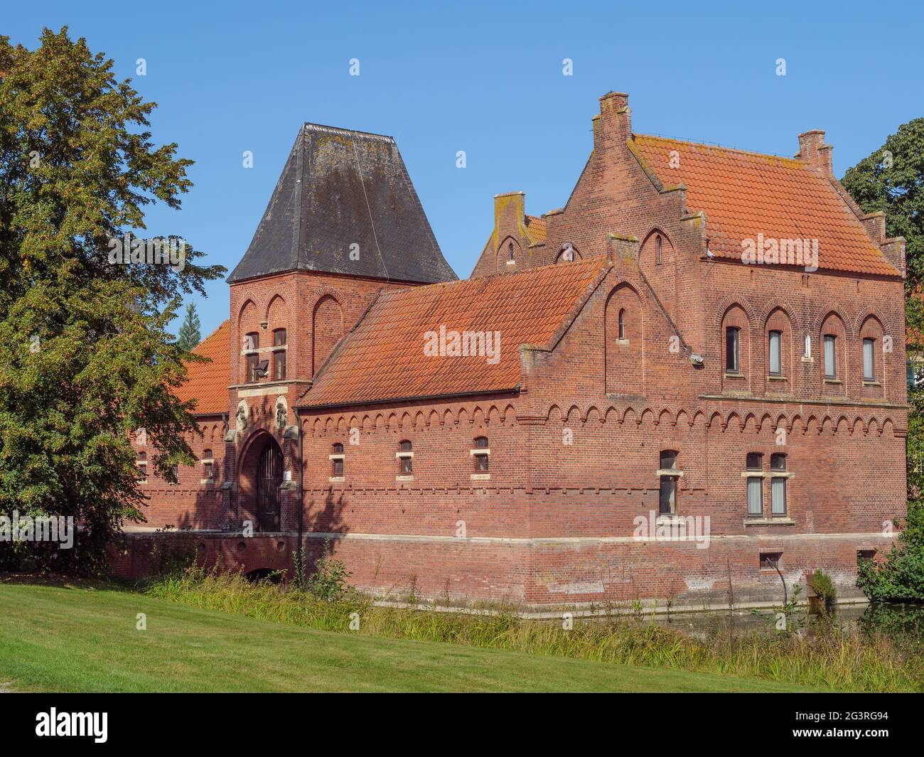 Small castle window hi-res stock photography and images - Alamy