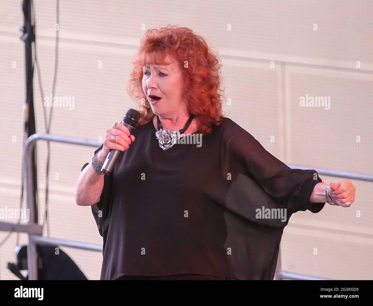 Pop radio hi-res stock photography and images - Alamy