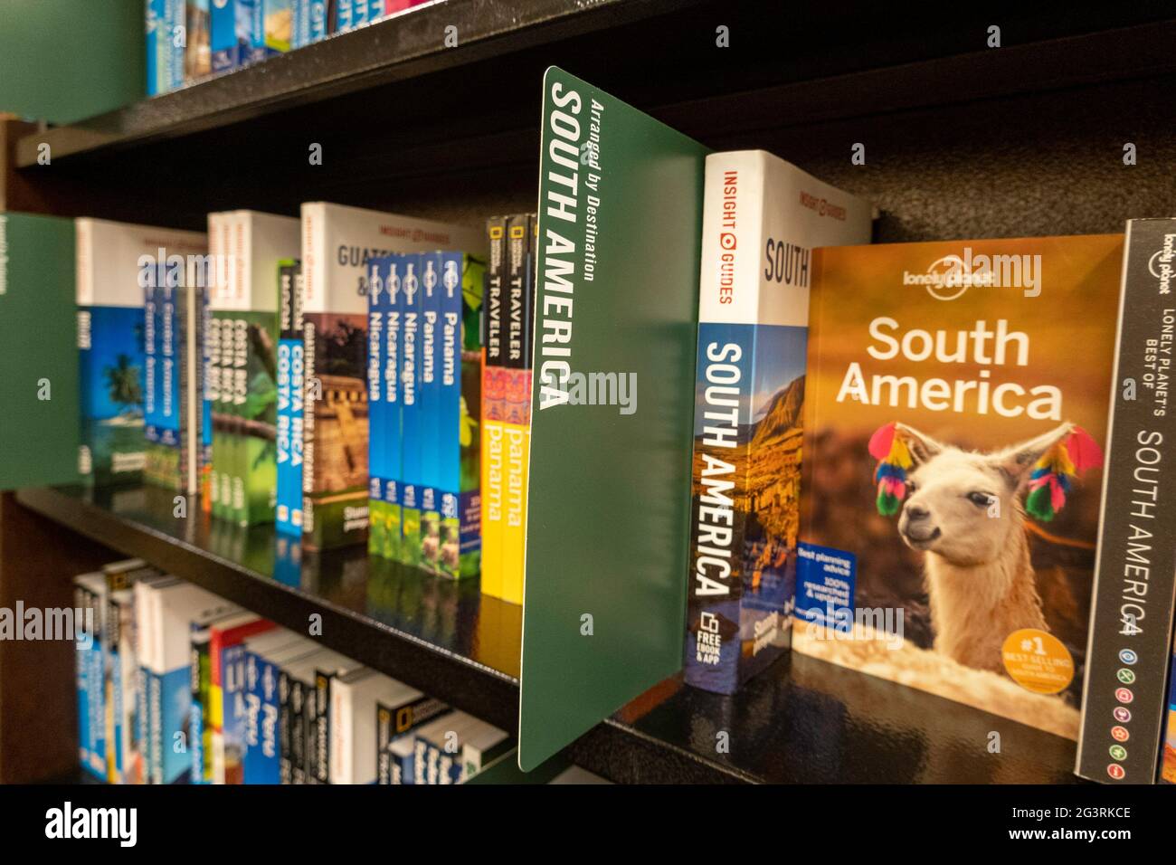 Book display hi-res stock photography and images - Alamy