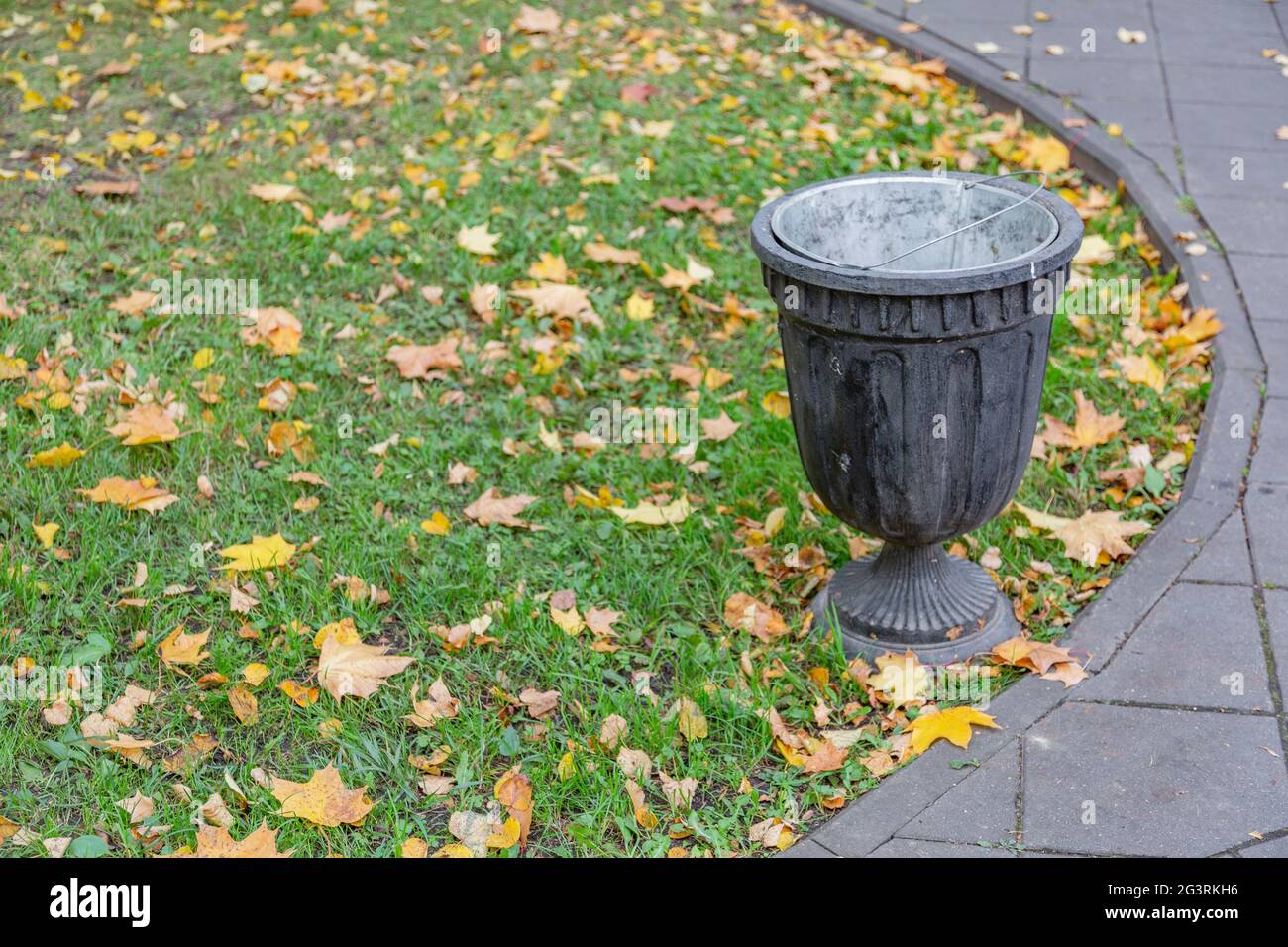 Bin in alley hi-res stock photography and images - Alamy