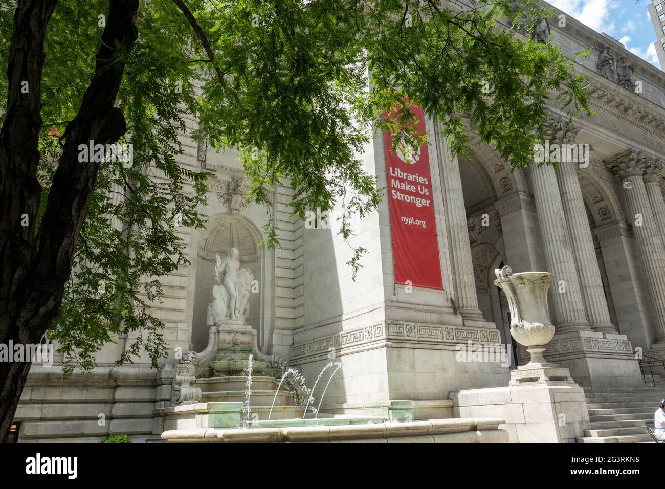 Figure of fountain hi-res stock photography and images - Alamy