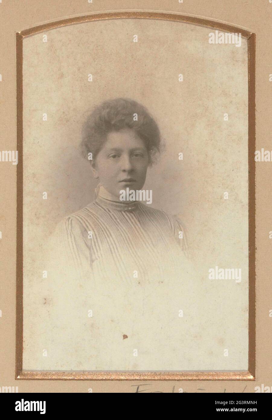 Portrait of a woman. Part of album with 28 photos of a Dutch-Surinamese ...