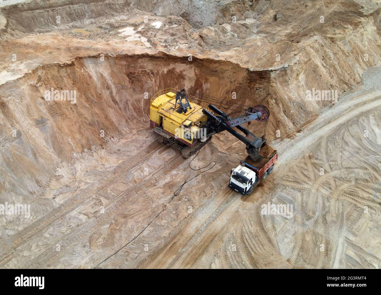 Mining shovel electric shovel loading hi-res stock photography and ...