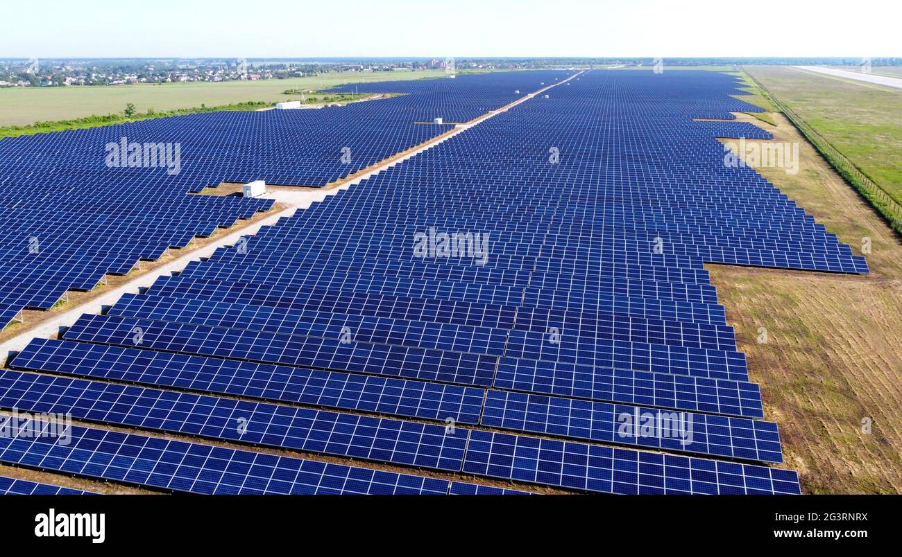 Drone flight over solar panels hi-res stock photography and images - Alamy