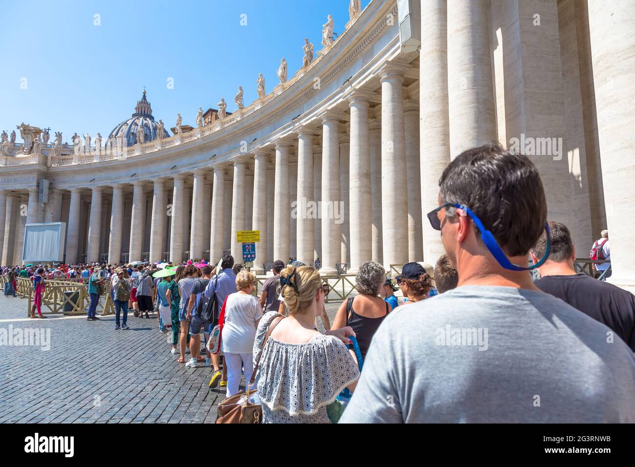 Mass-tourism waiting for entry Stock Photo - Alamy