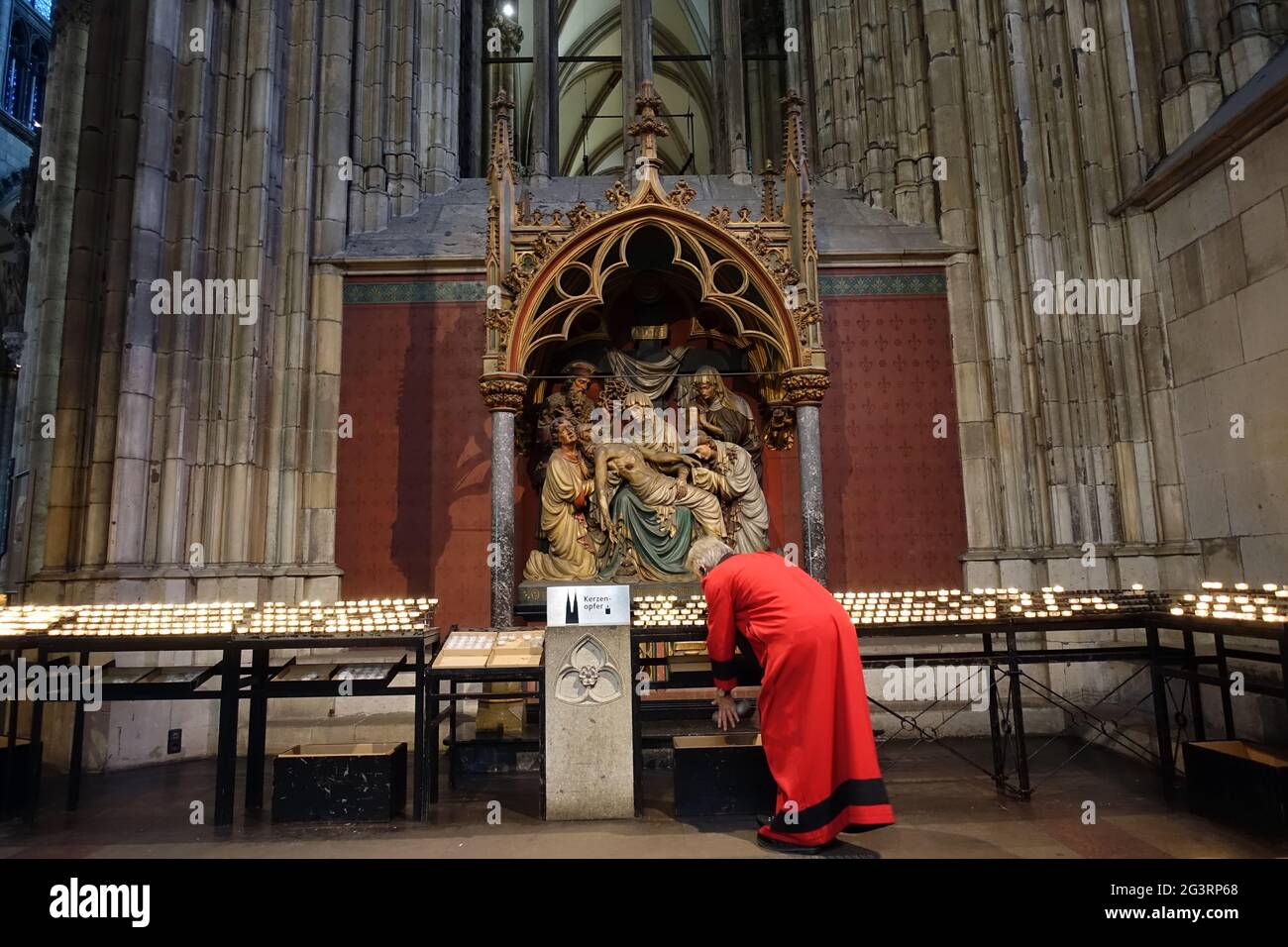 Offertory hi-res stock photography and images - Alamy