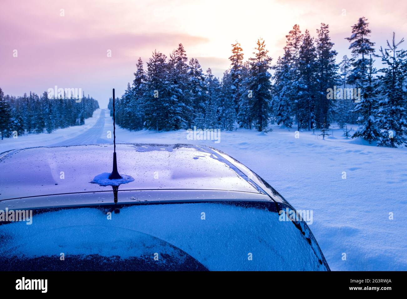 Car on empty road hi-res stock photography and images - Alamy