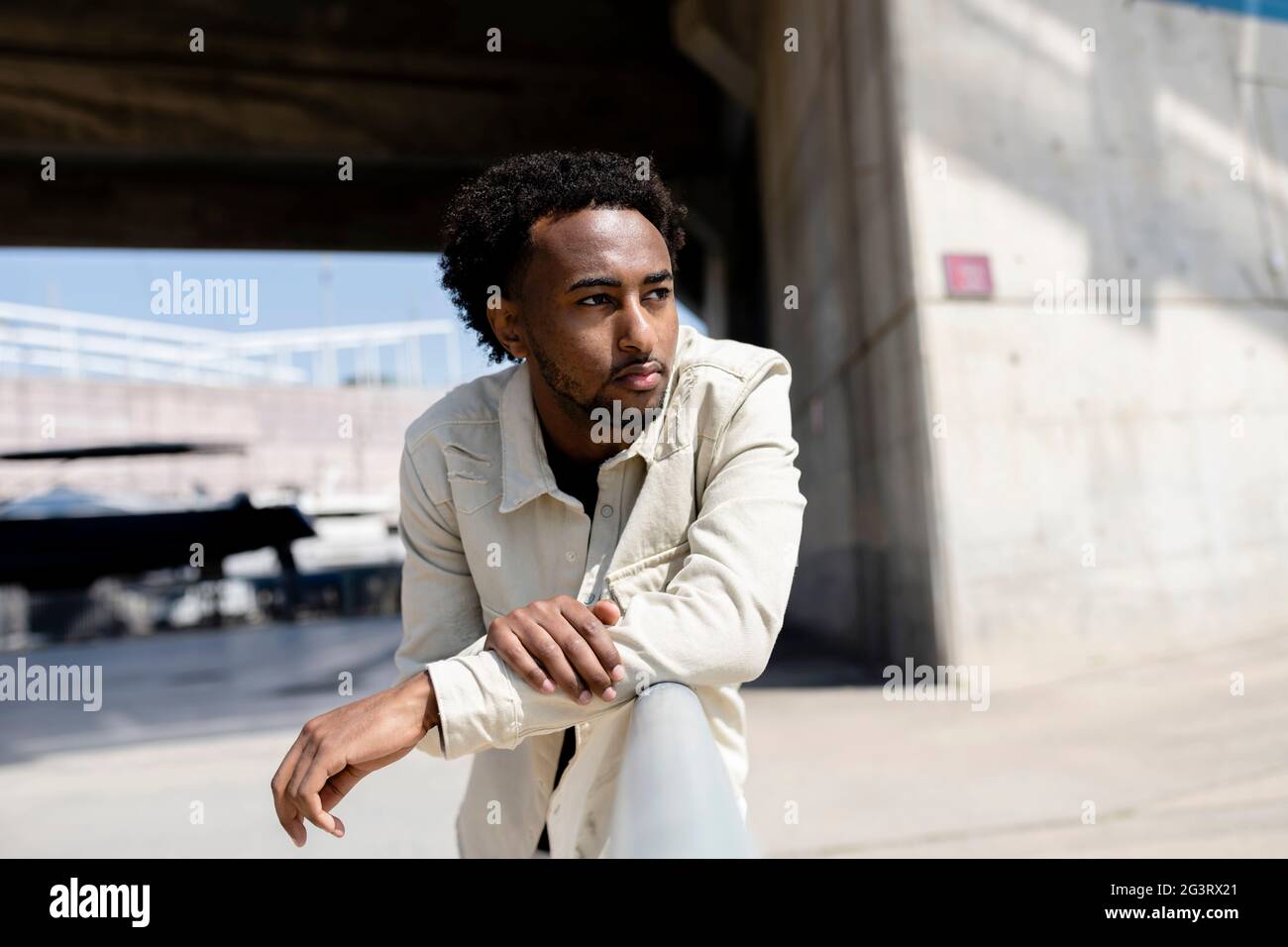 Leaning railings hi-res stock photography and images - Alamy