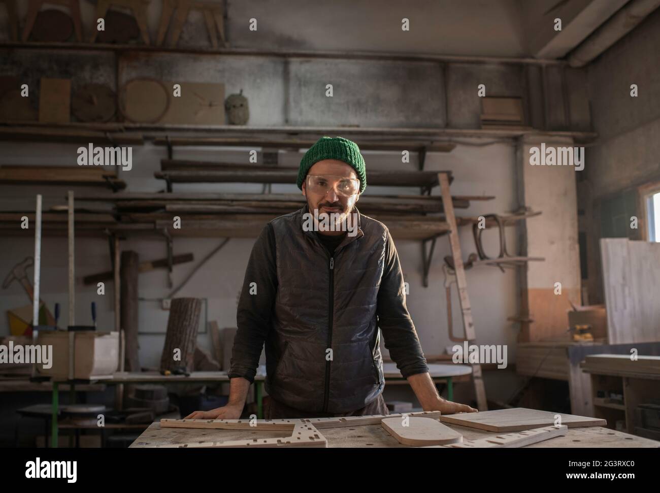 Male carpenter leaning on workbench Stock Photo - Alamy Male carpenter leaning on workbench Stock Photo - Alamy