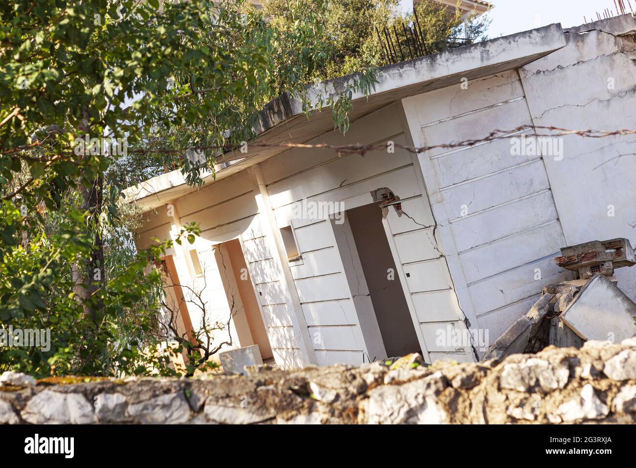 Earthquake safety hi-res stock photography and images - Alamy