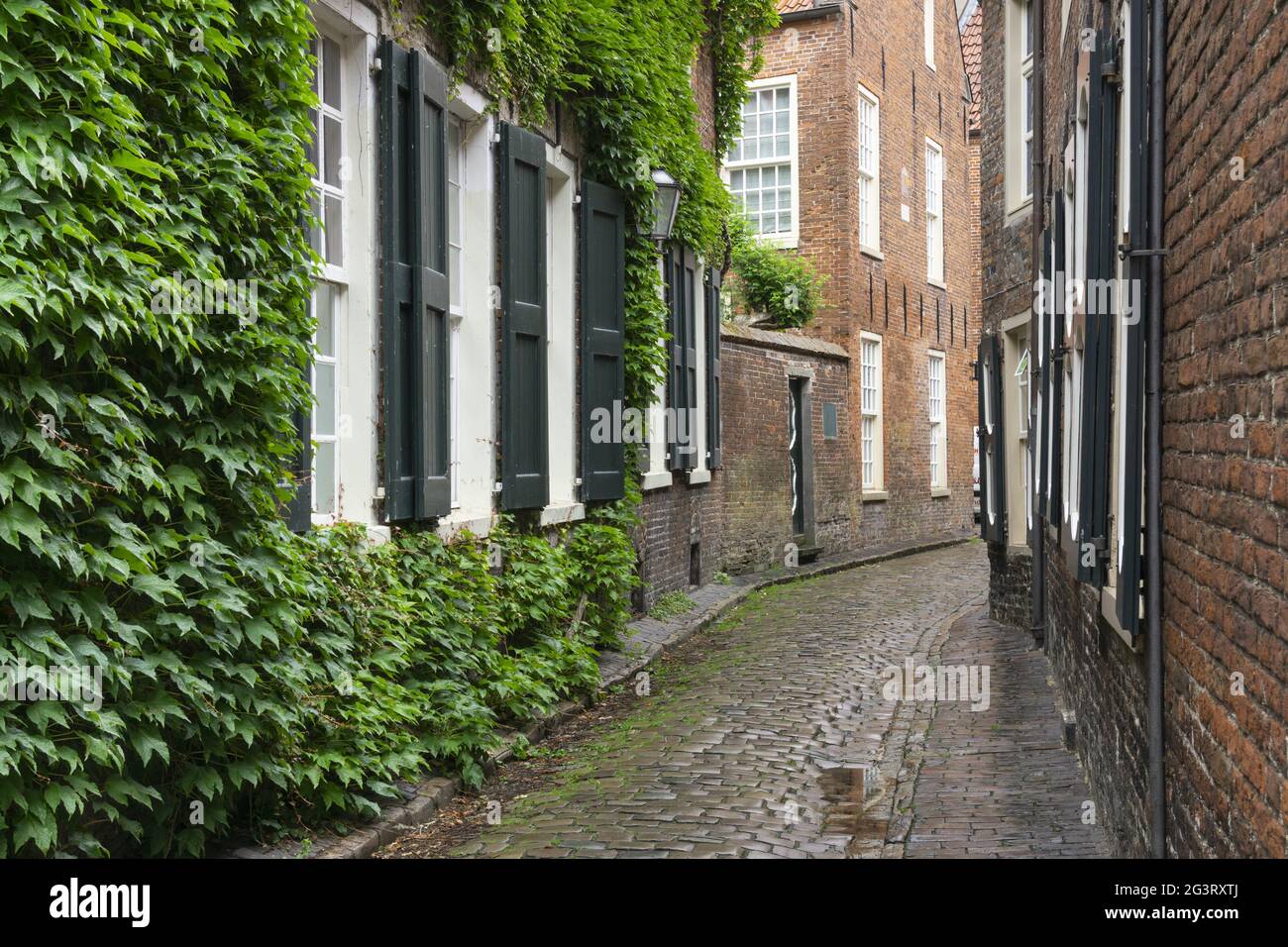 Old town city lane hi-res stock photography and images - Alamy