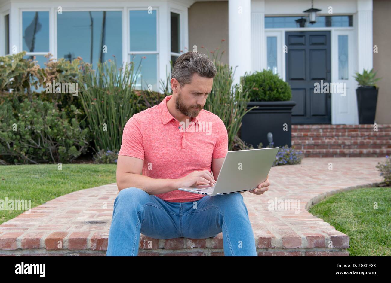 Real estate manager happy hi-res stock photography and images - Alamy