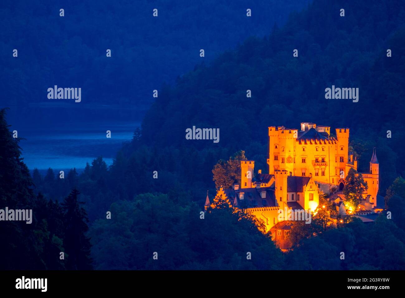 Beautiful night view castle hi-res stock photography and images - Alamy
