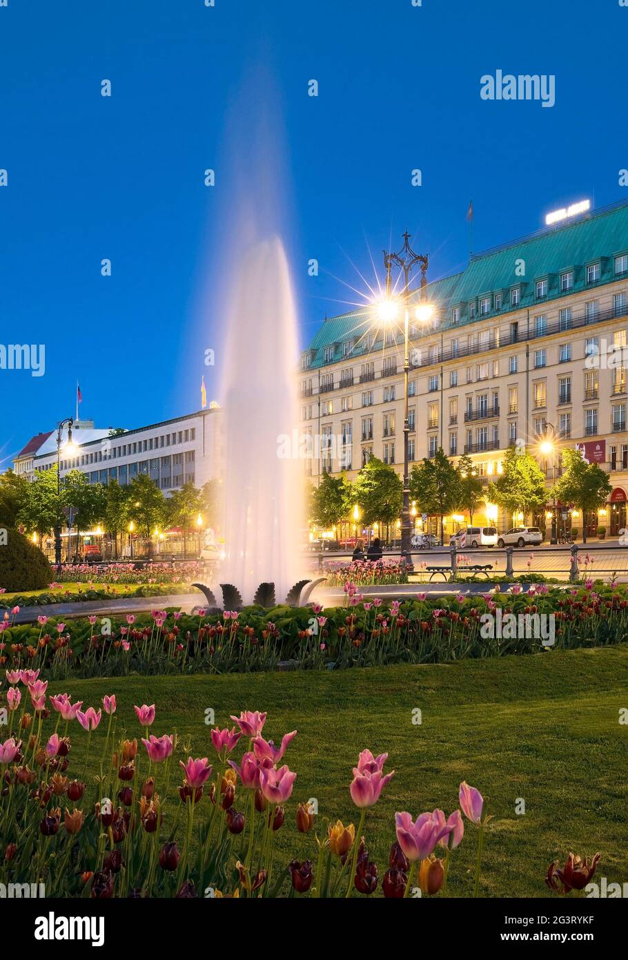 Fountain in centre of paris hi-res stock photography and images - Alamy