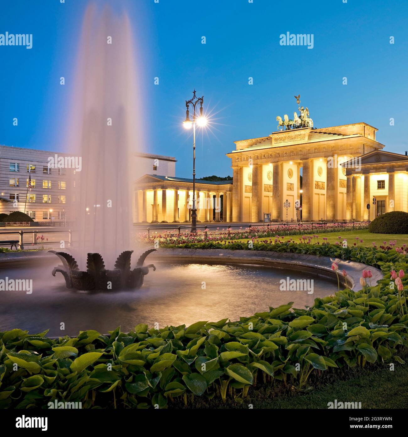 Illuminated Brandenburger Tor with fountain on the Pariser Platz (Paris ...