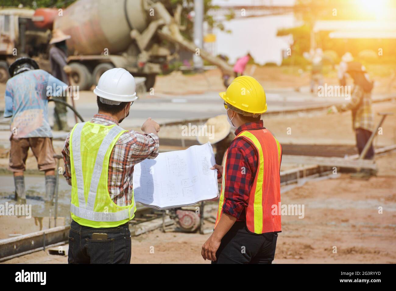 Men with survey equipment hi-res stock photography and images - Alamy