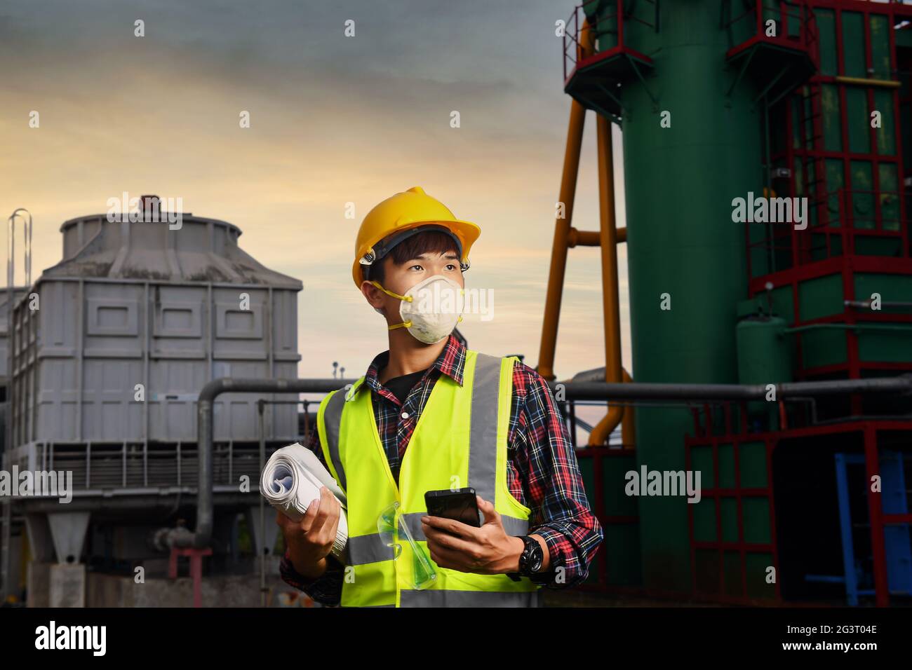 Warehouse worker ipad hi-res stock photography and images - Alamy