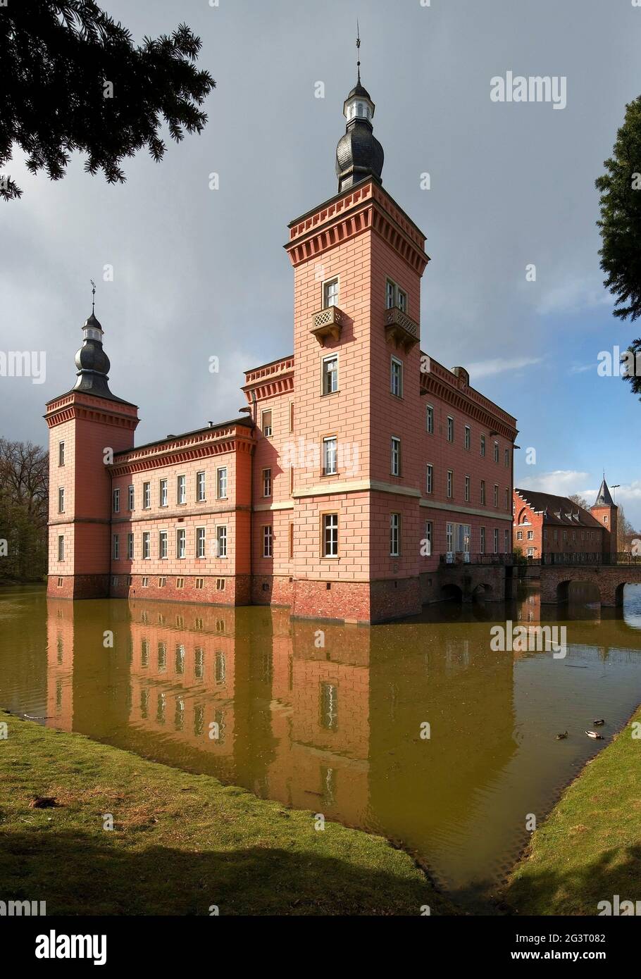 moated castle Gracht, manison, Germany, North Rhine-Westphalia ...