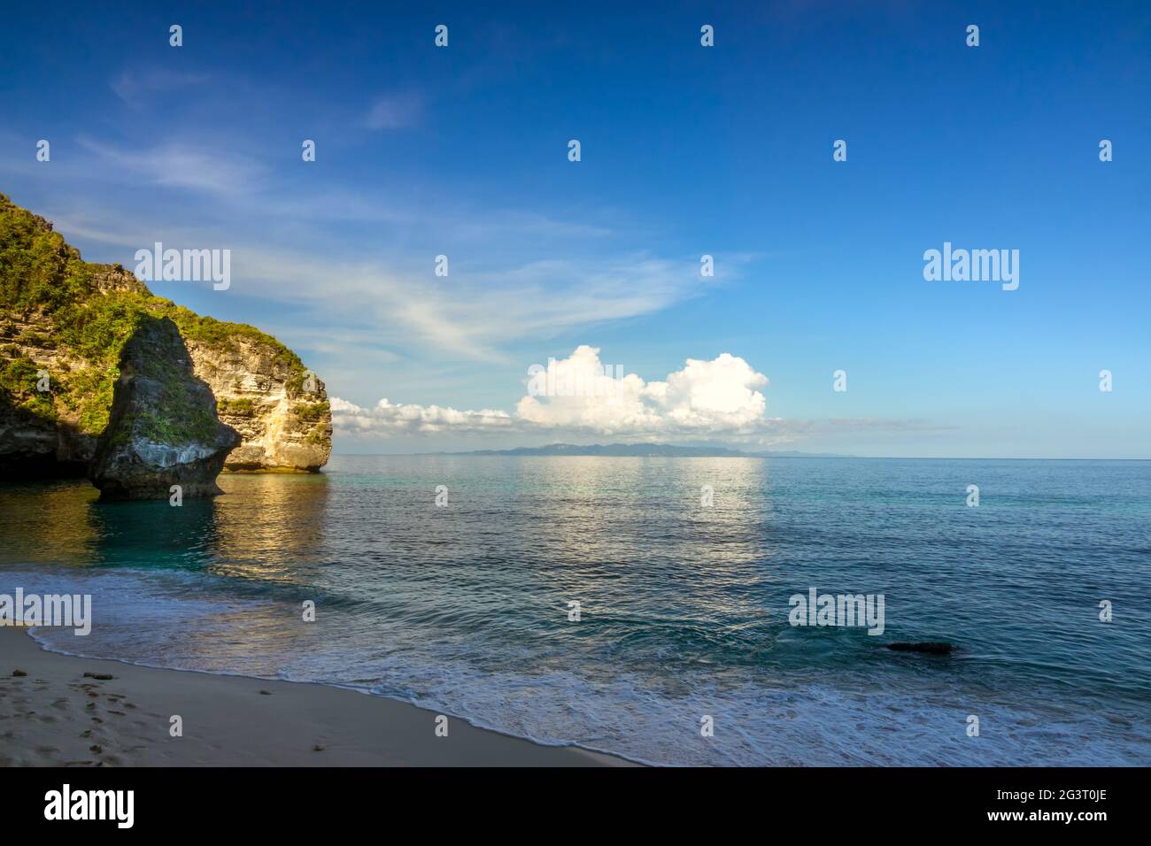 Empty tropical island beach hi-res stock photography and images - Alamy