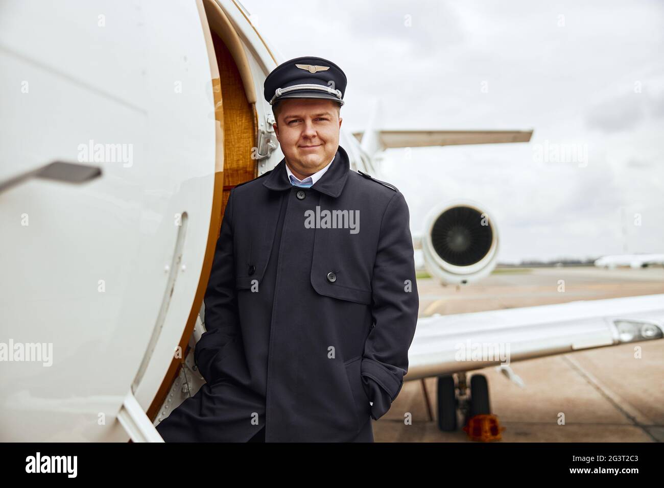 Pilot standing near entrance to airplane jet Stock Photo - Alamy