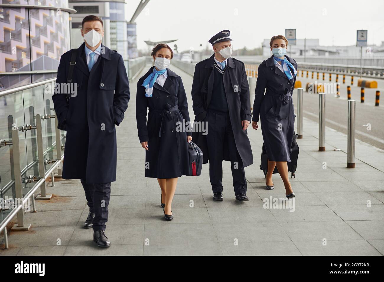 Airline pilot walking to aircraft hi-res stock photography and images ...