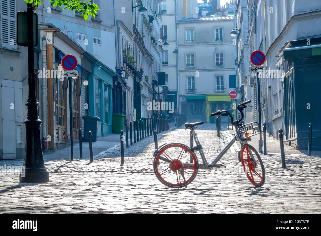 Sunny street hi-res stock photography and images - Alamy