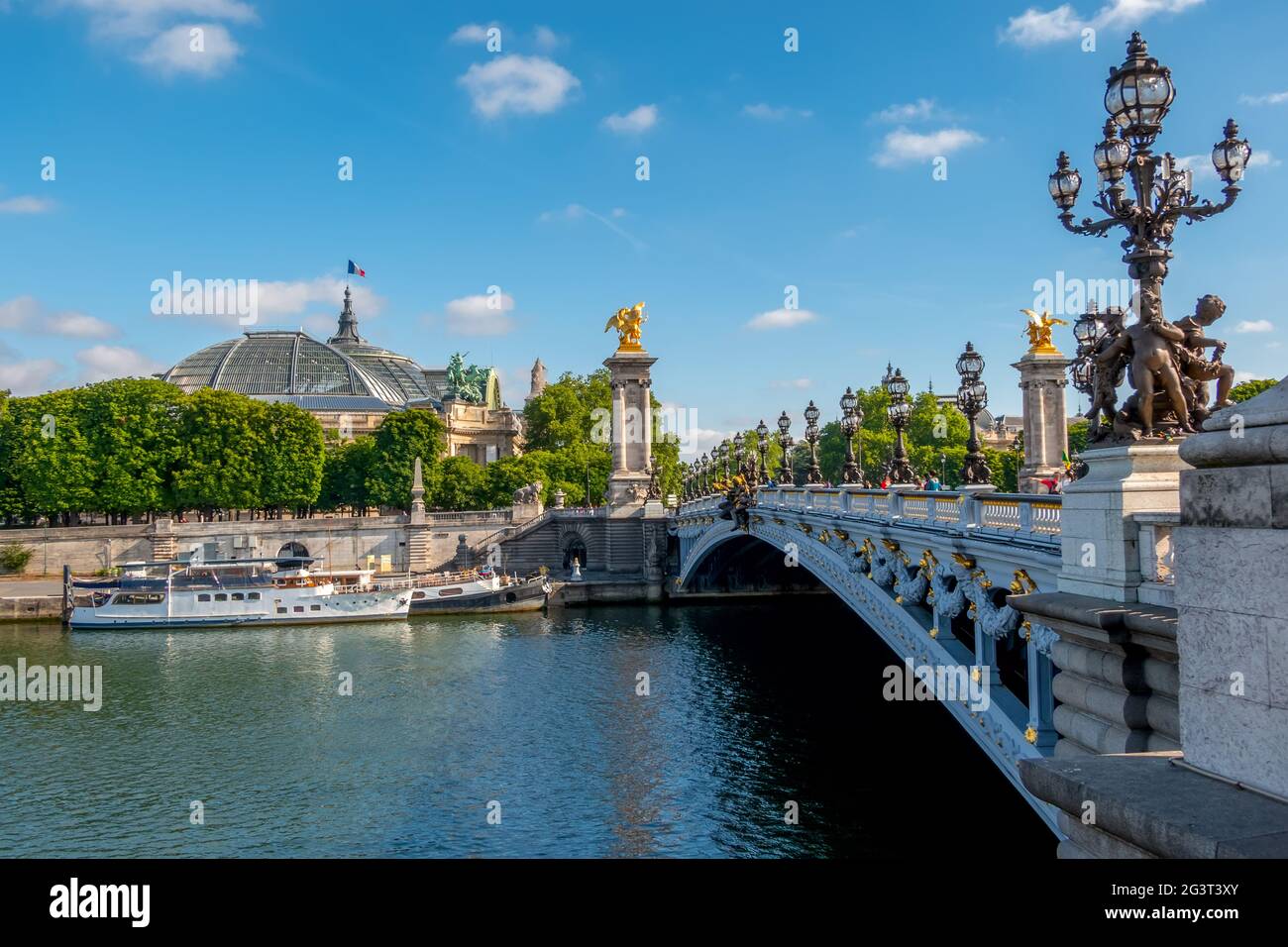 Bridge over the Seine and the Ships Stock Photo - Alamy
