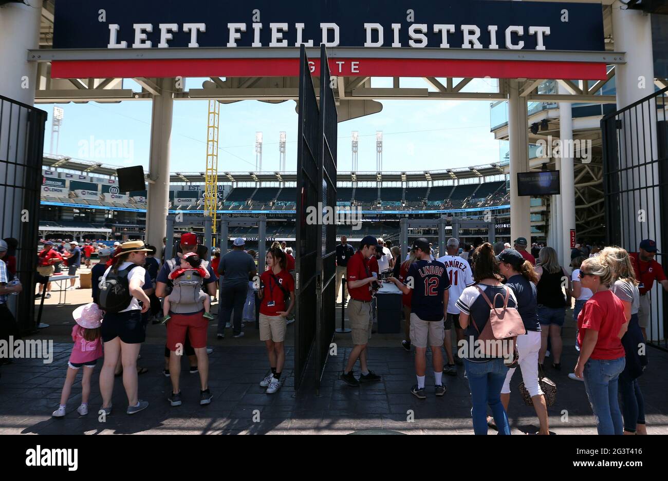 Cleveland indians fans hi-res stock photography and images - Alamy