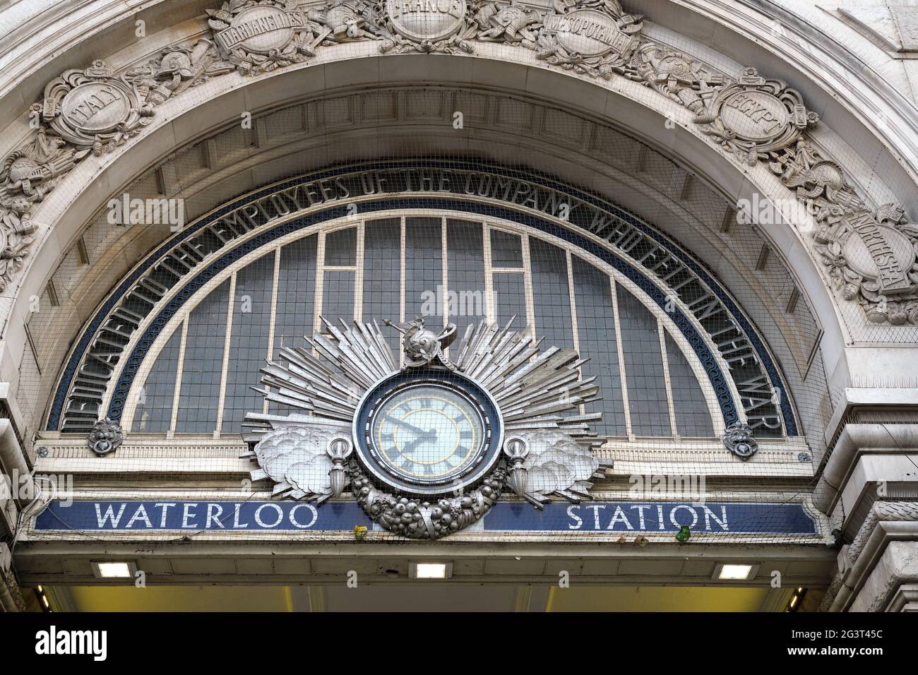 Waterloo station memorial hi-res stock photography and images - Alamy