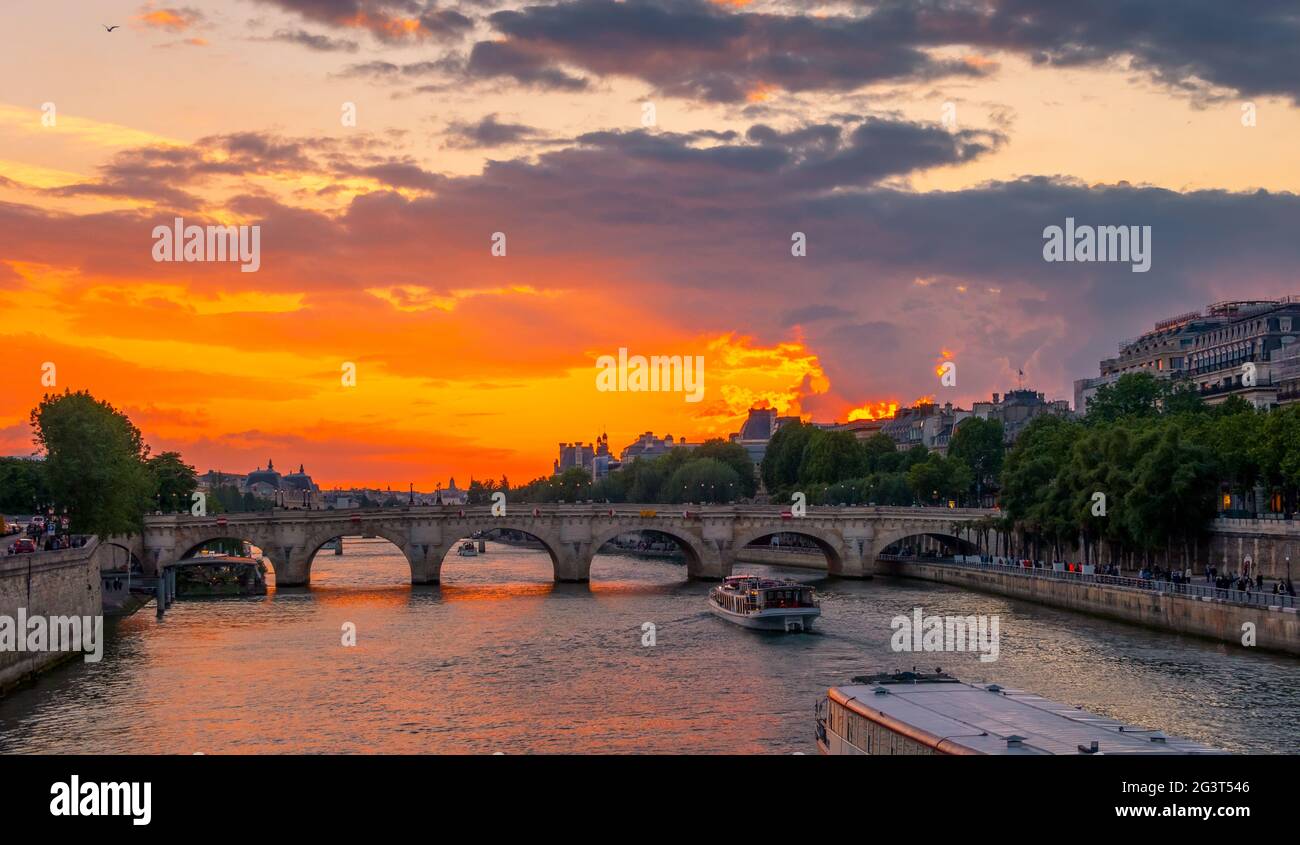 The golden parisian hi-res stock photography and images - Alamy