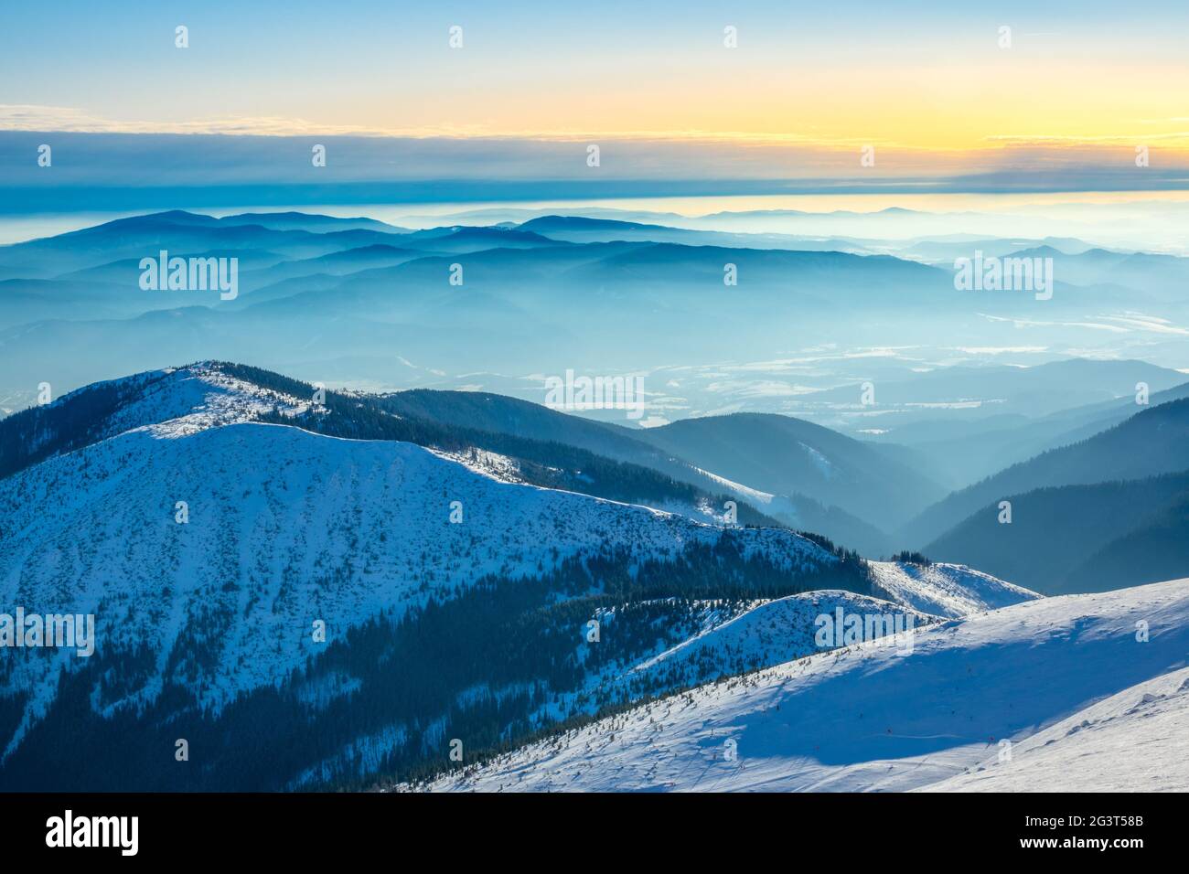 Fog on a snow mountain hi-res stock photography and images - Alamy