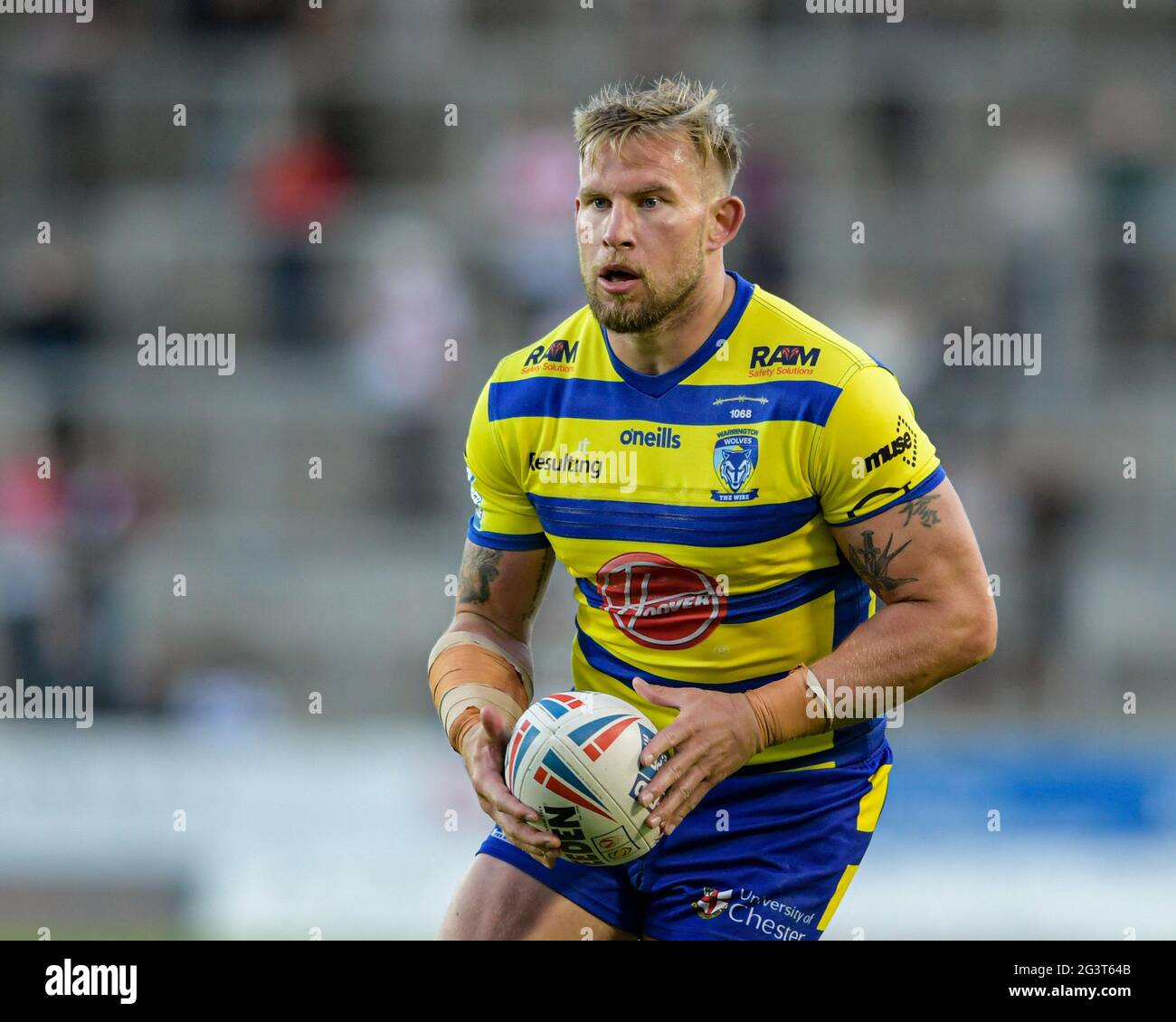 Mike Cooper (10) of Warrington Wolves with the ball Stock Photo - Alamy