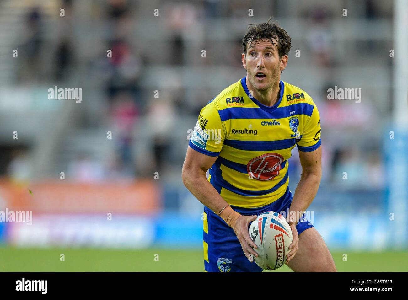 Stefan Ratchford (1) of Warrington Wolves with the ball Stock Photo - Alamy