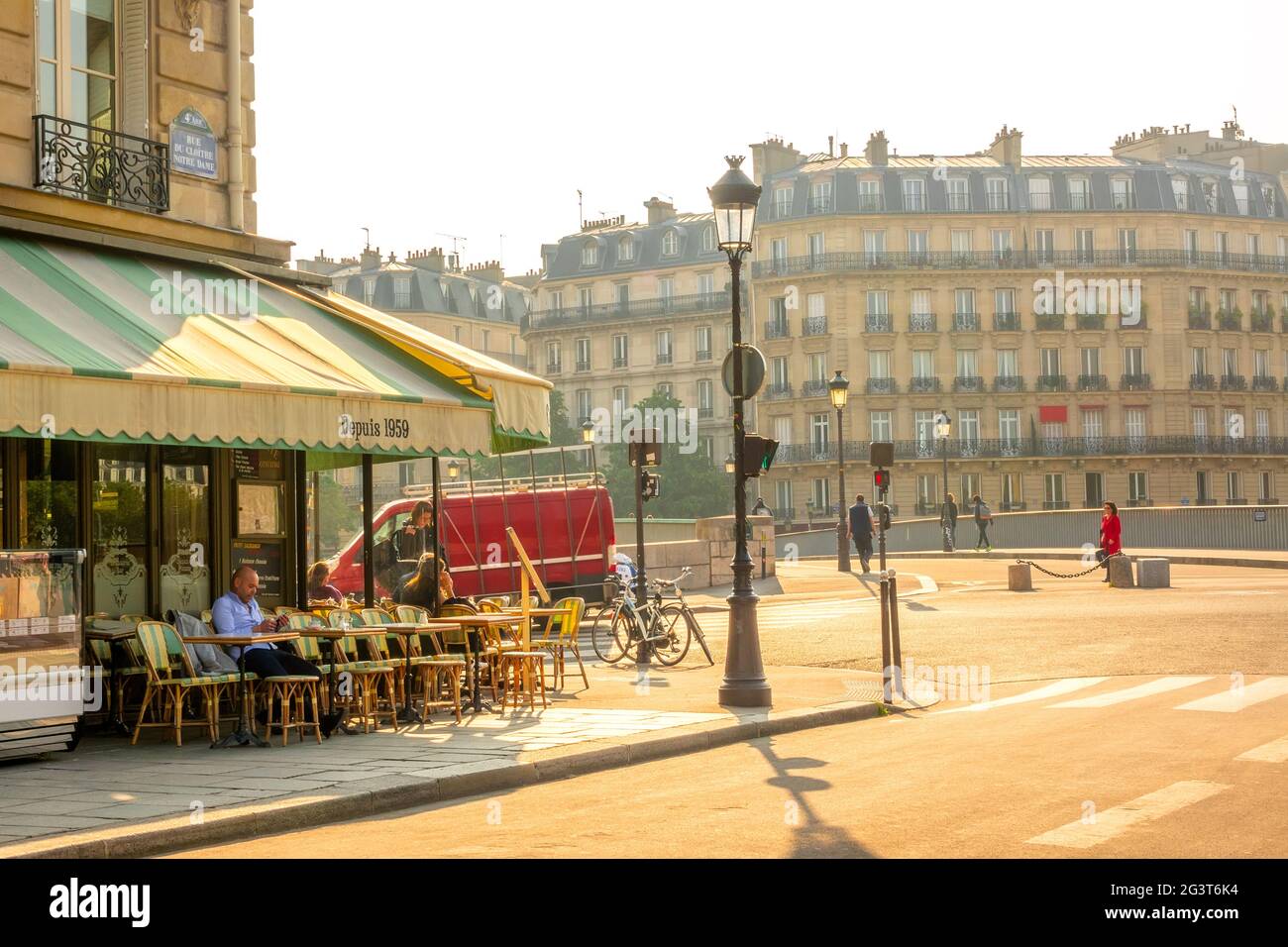 Sunny morning in paris hi-res stock photography and images - Alamy